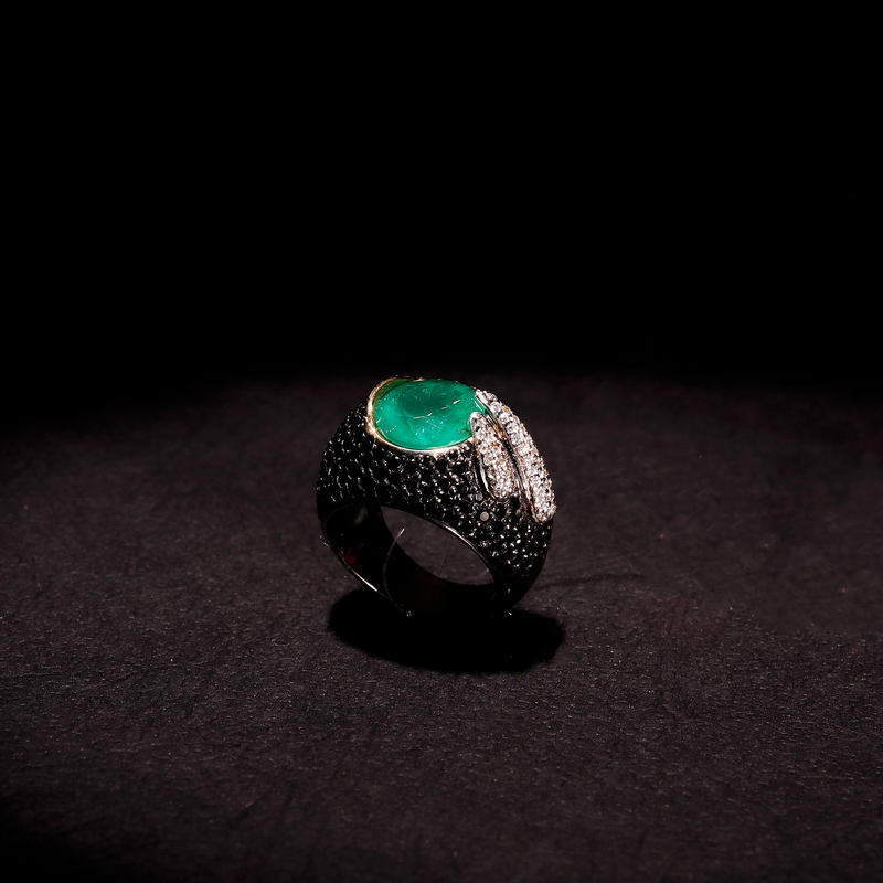 Pinky Rings: History, Meaning & How to Wear This Bold Trend